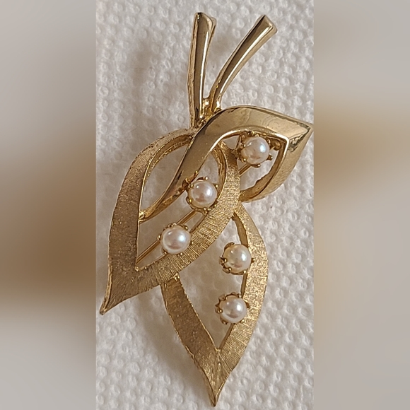 Brooks | Jewelry | Vintage Brooks Mother Of Pearl Gold Tone 3d Leaf ...